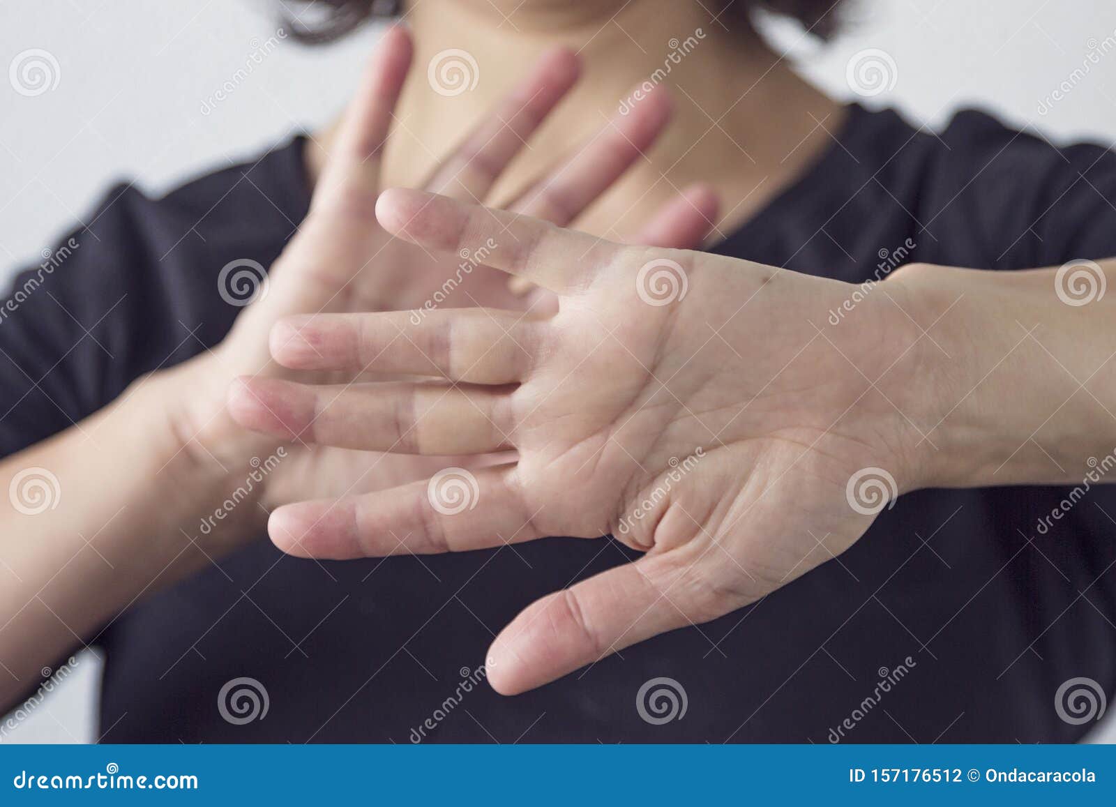 Gesto de autodefensa foto de archivo. Imagen de mano - 157176512