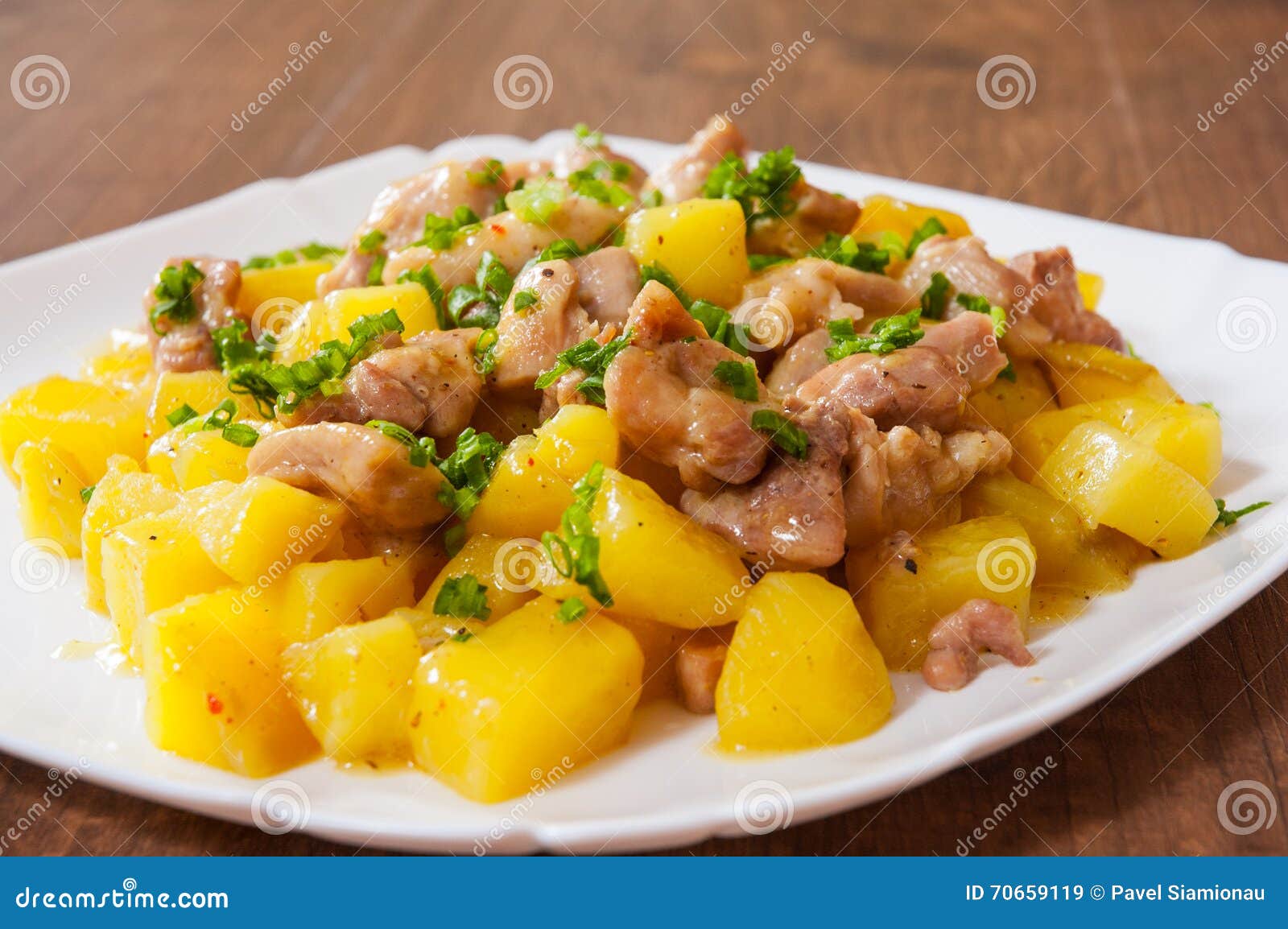 Gestoofd Kippenvlees Met Aardappels Stock Afbeelding - Image of ...