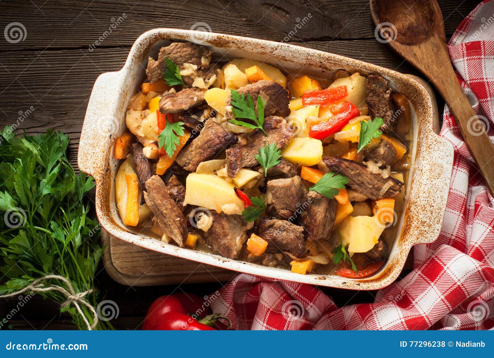 Gestoofd Rundvlees Met Pompoen En Groenten Stock Foto - Image of eten ...