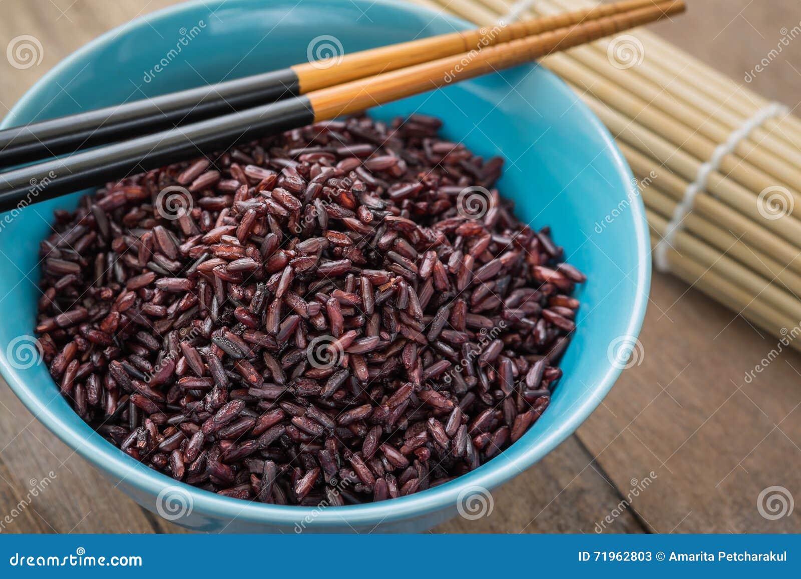 Gestoomde Zwarte Rijst in Kom Stock Afbeelding - Image of zwart ...