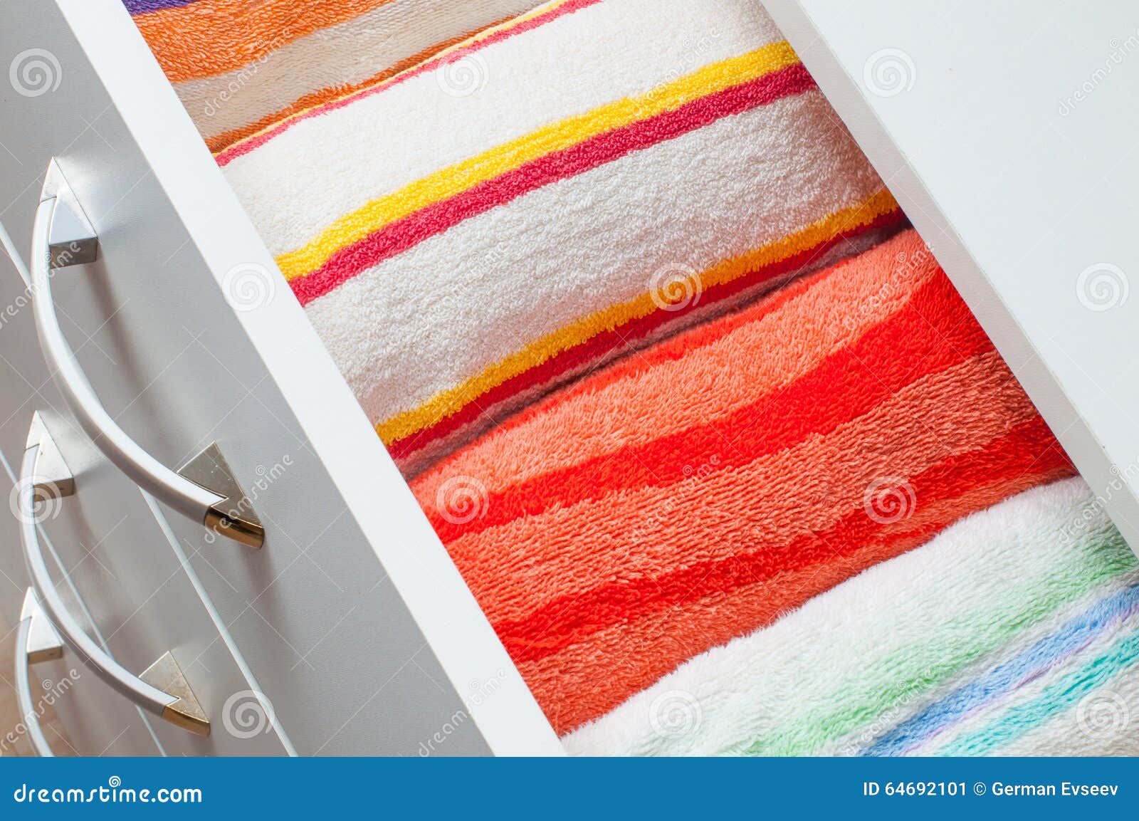 Gestreepte handdoek stock afbeelding. Image of helder - 64692101