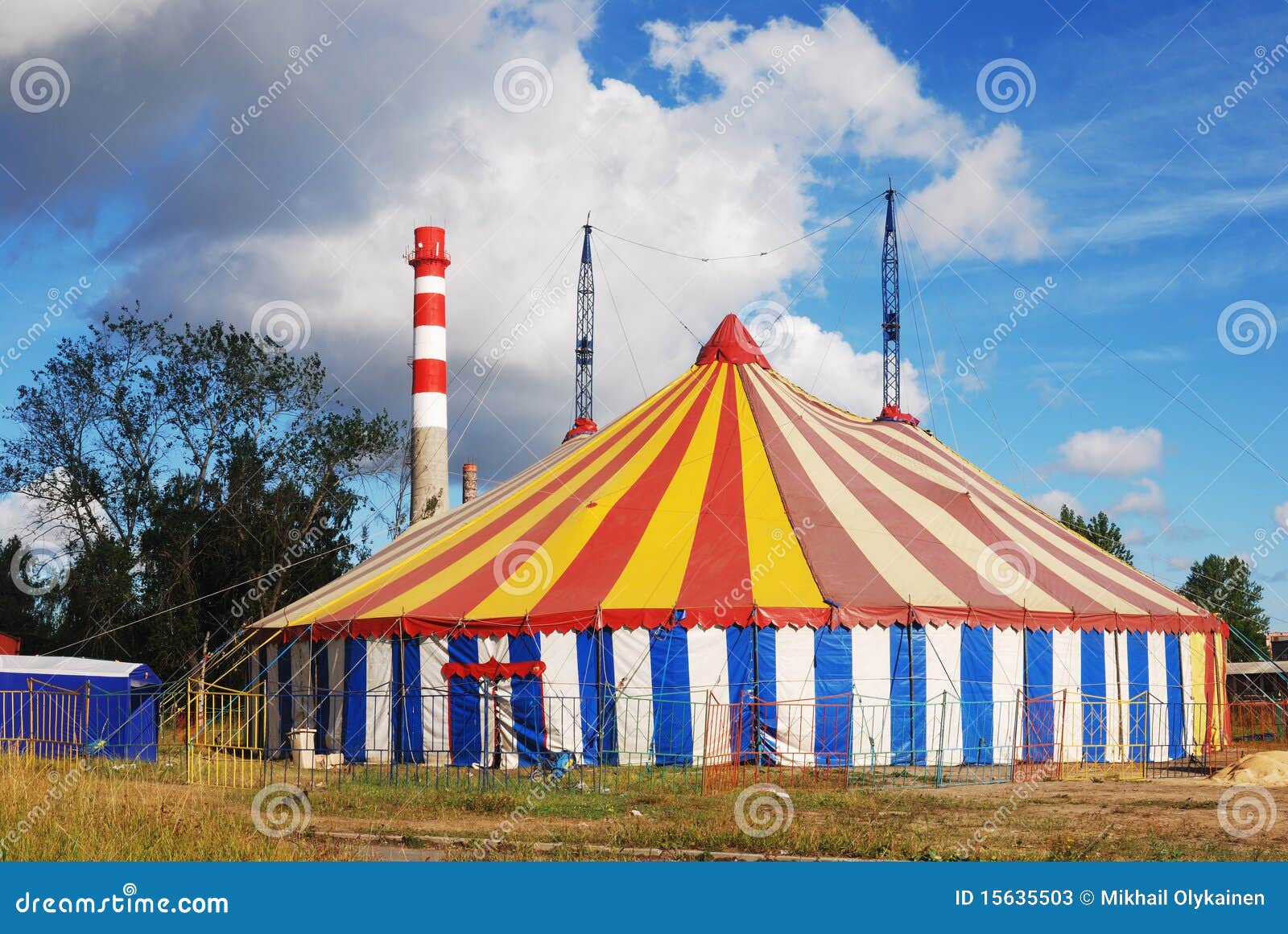 Gestreiftes Zirkuszelt stockbild. Bild von freizeit, ausstellung - 15635503
