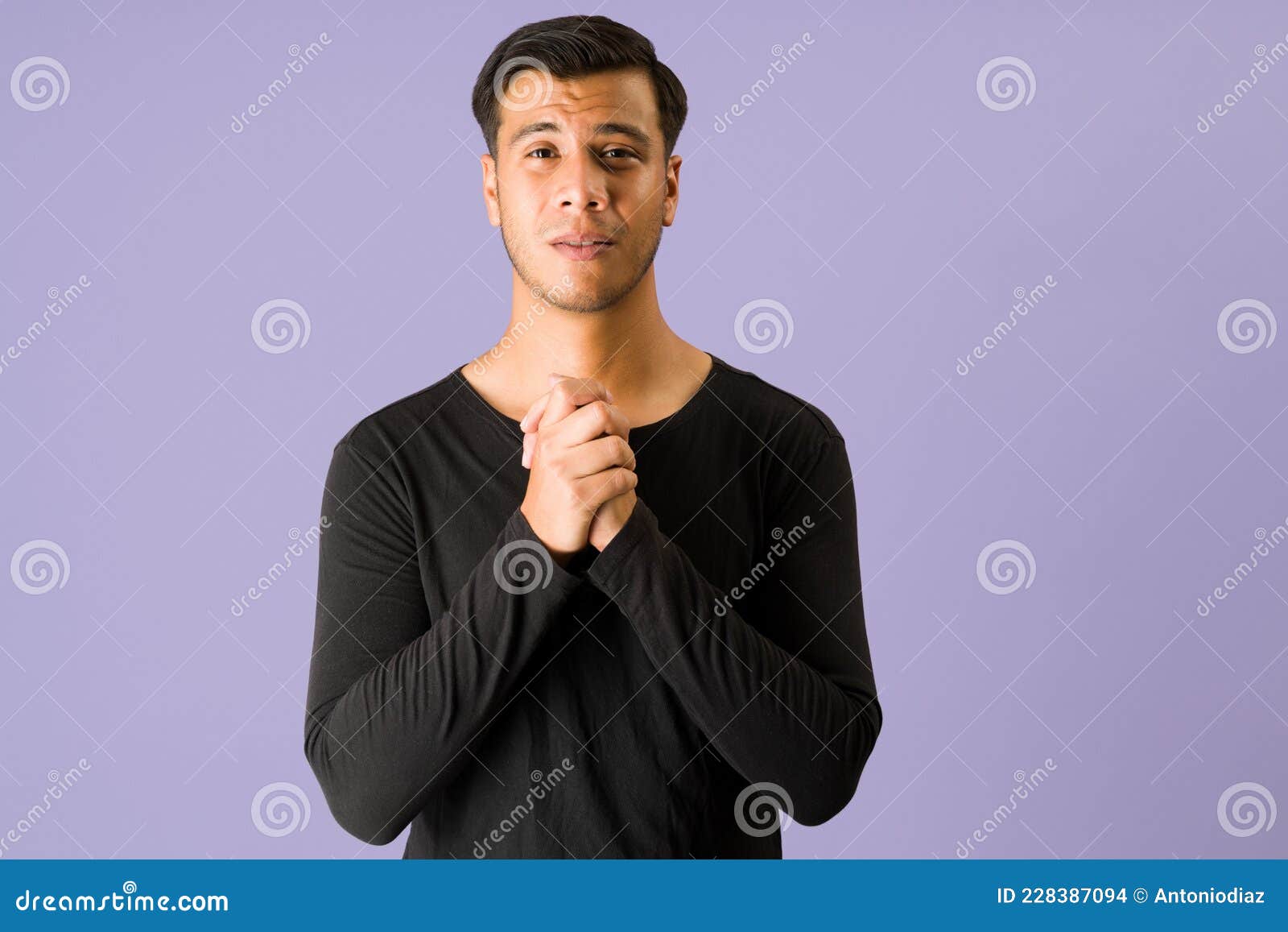 Gestresster Mann Der Um Einen Großen Gefallen Bittet Stockfoto Bild Von Bitte Jung 228387094