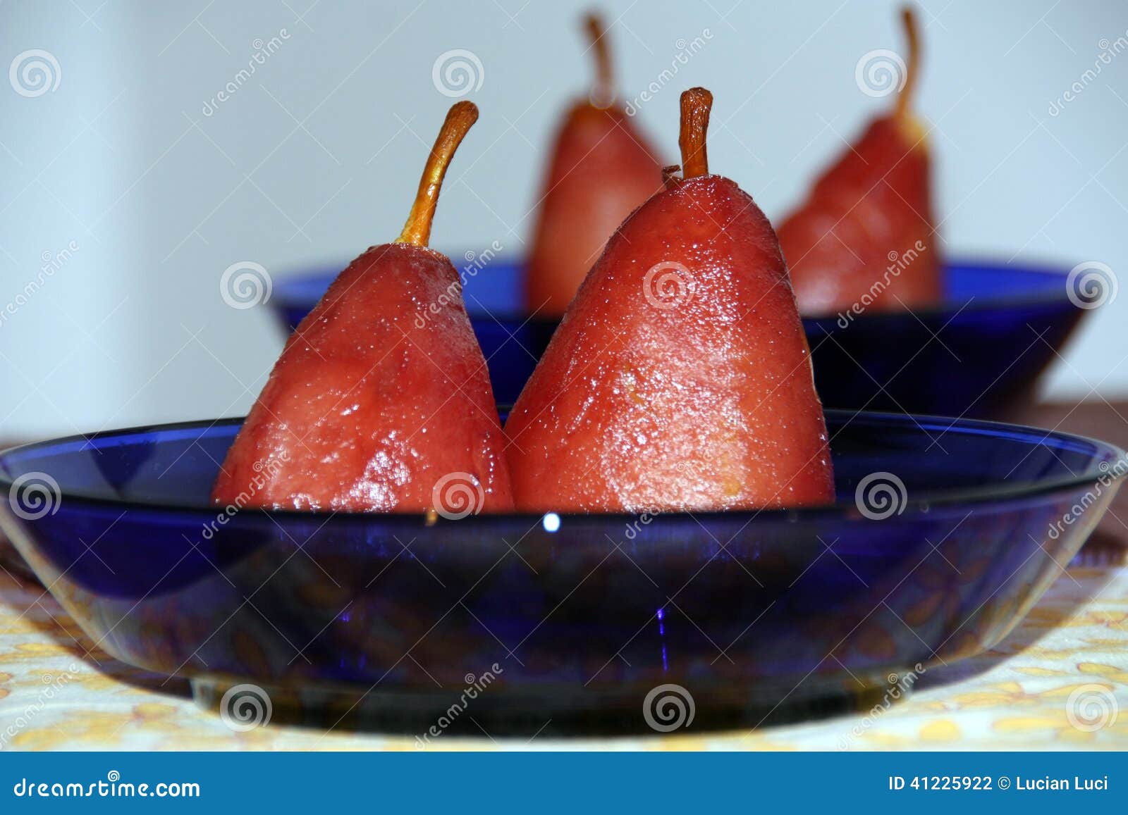 Gestroopte Peer in Rode Wijn Stock Foto - Image of gastronomie ...