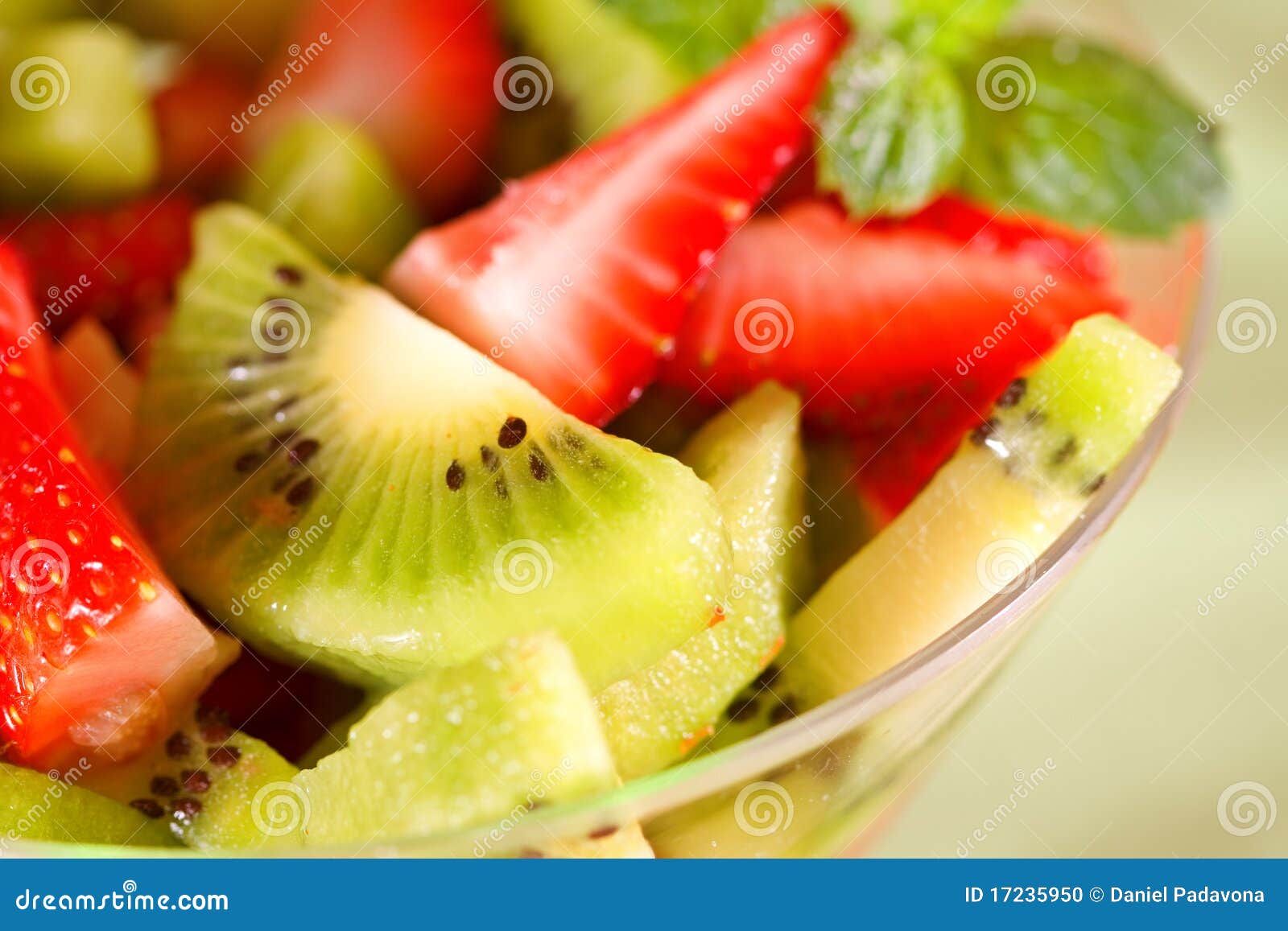 Gesunde Kiwifrucht Und -beeren Stockfoto - Bild von frühstück, frucht ...