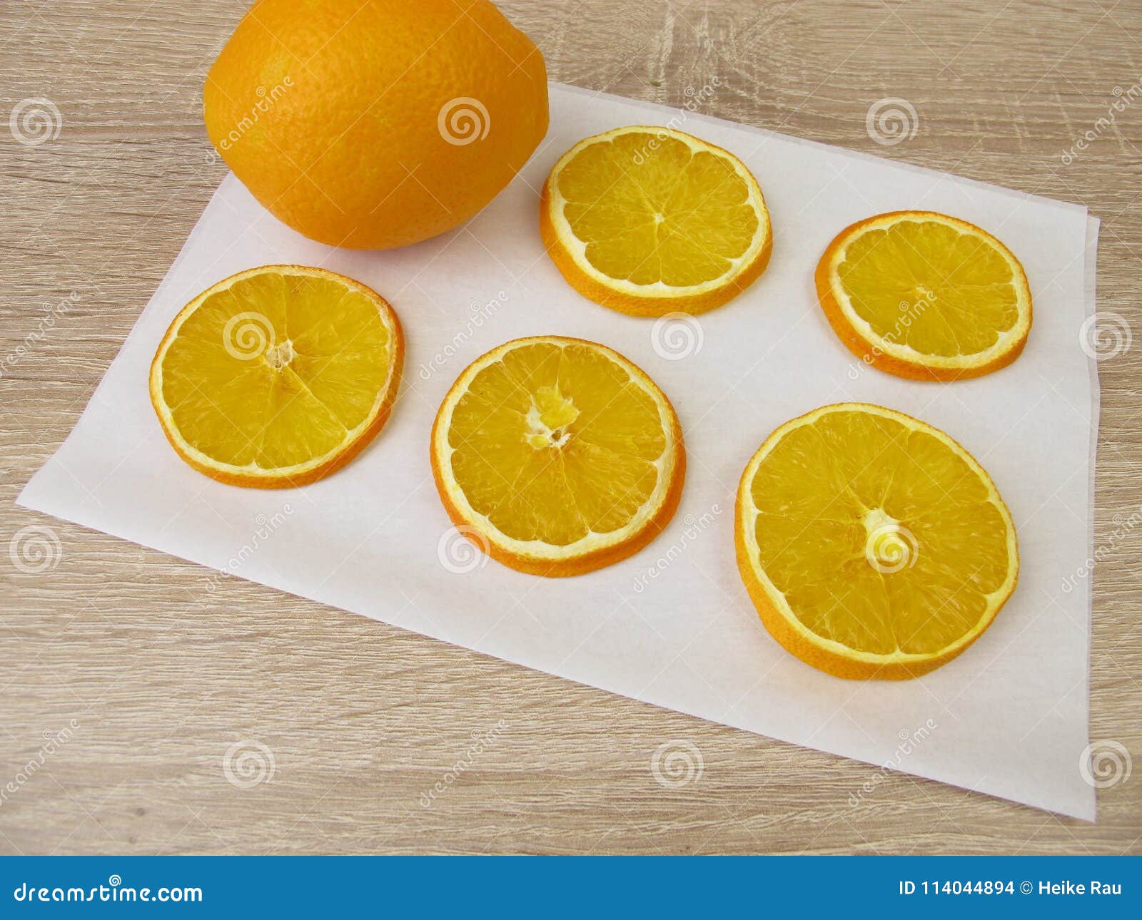 Getrocknete Orange Scheiben Auf Papier Stockfoto - Bild von orange ...