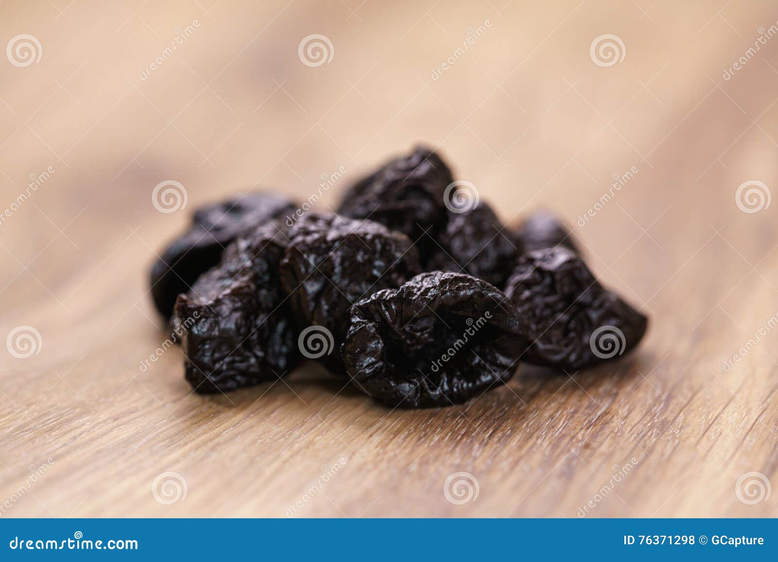 Getrocknete Pflaumen Auf Eichenholztabelle Stockfoto - Bild von ...