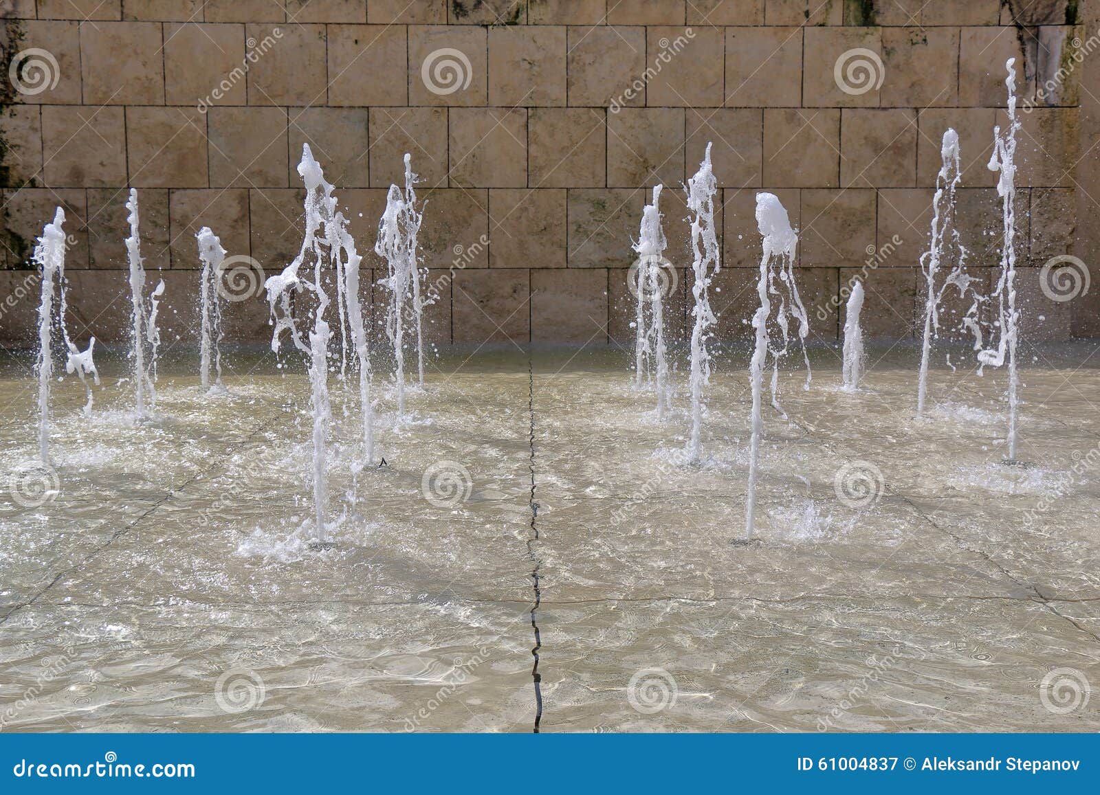 Getti Verticali Di Acqua in Fontana Immagine Stock - Immagine di ...