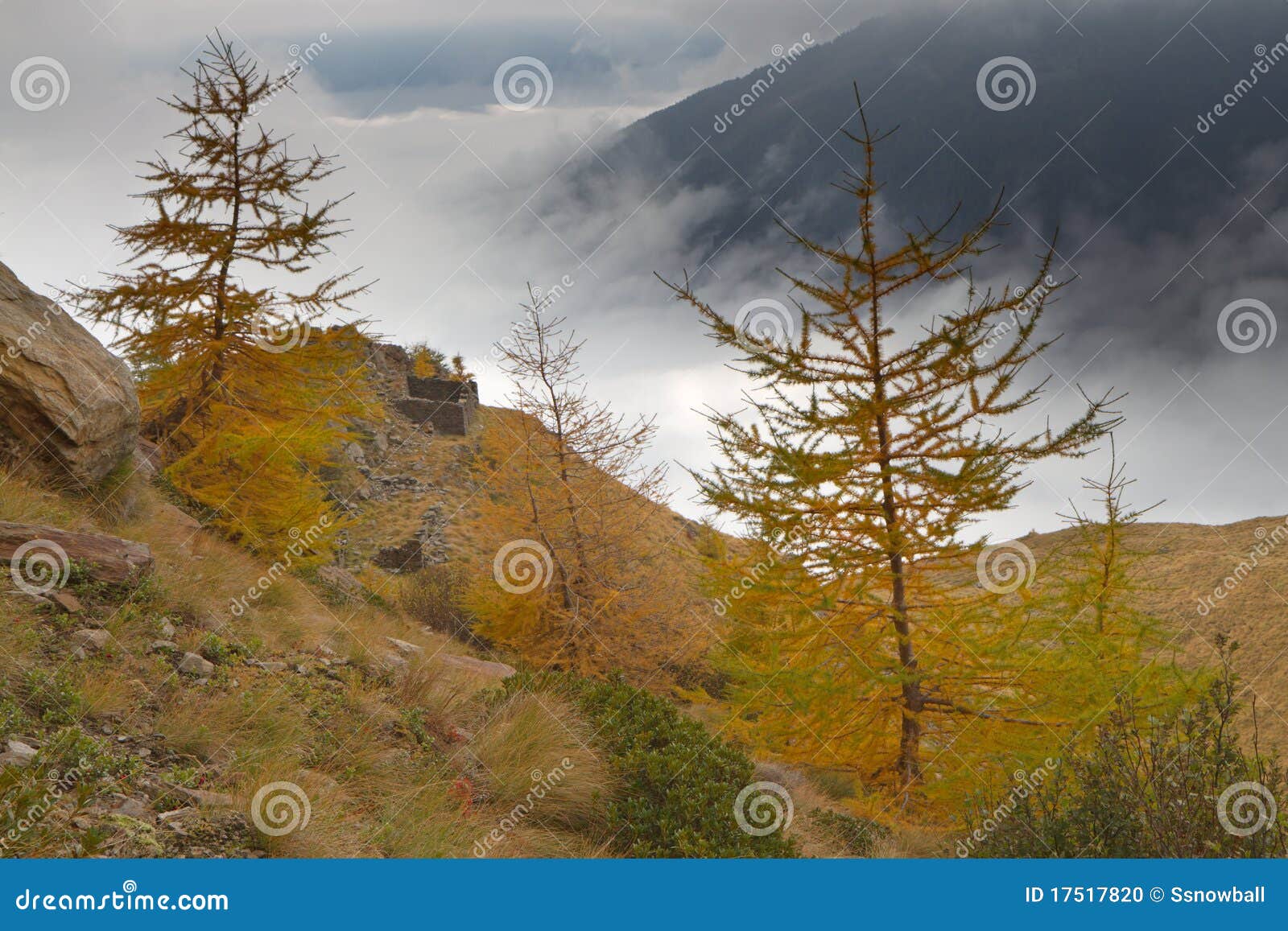 Geul stock foto. Image of ruïne, trekking, mountaintop - 17517820