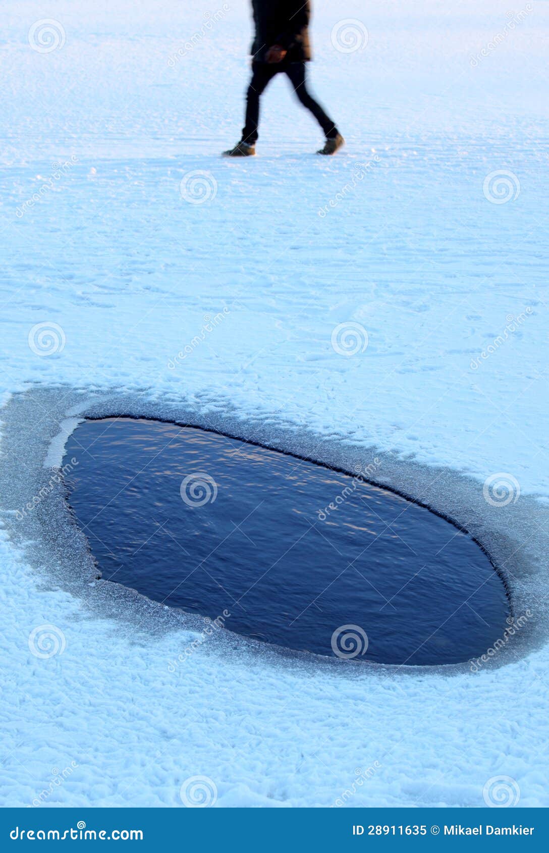 Gevaar op gebroken ijs stock afbeelding. Image of winter - 28911635