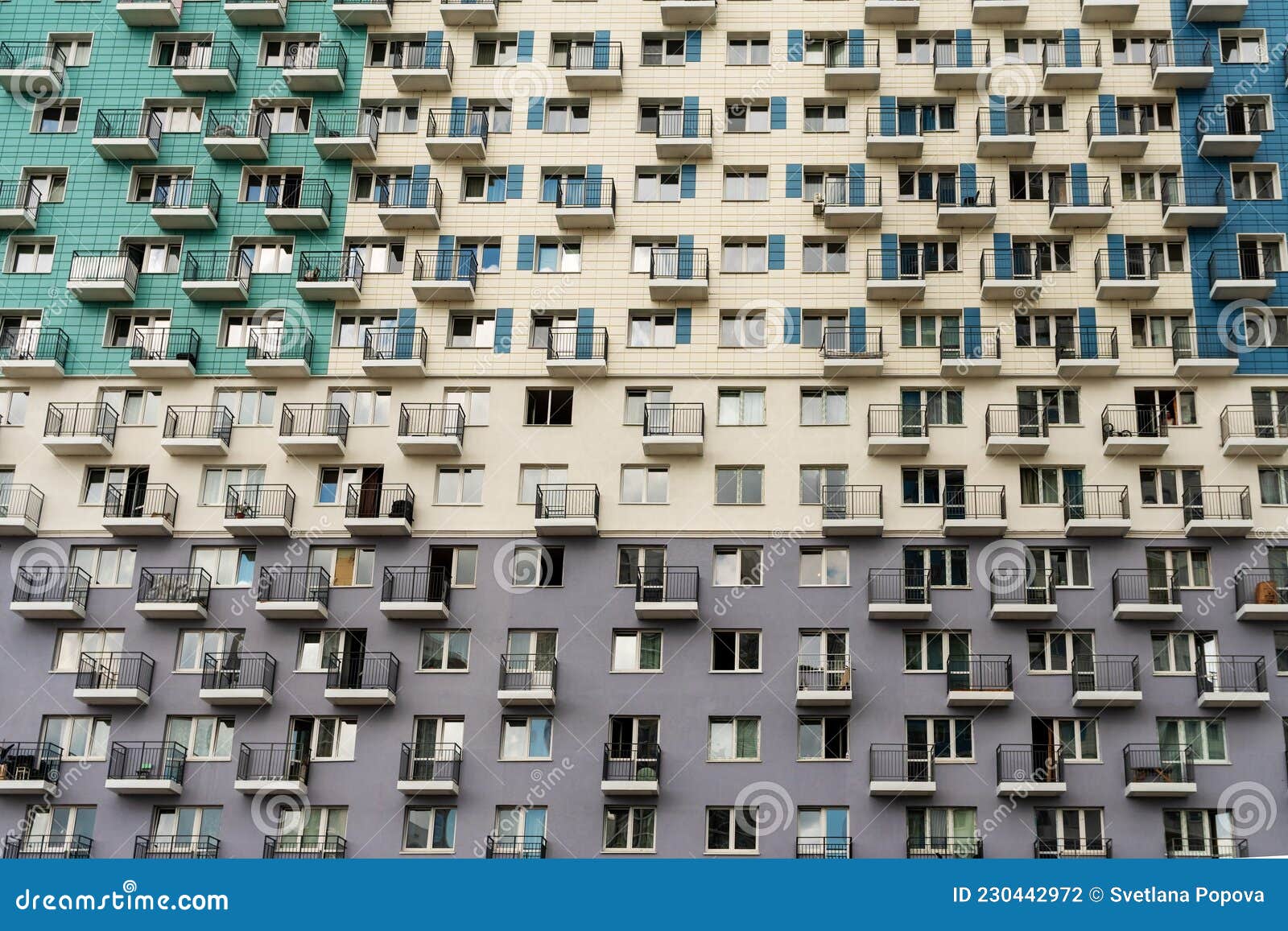Gevel Van Een Nieuw Appartementengebouw Met Balkons En Ramen in Drie ... Gevel Van Een Nieuw Appartementengebouw Met Balkons En Ramen in Drie ...