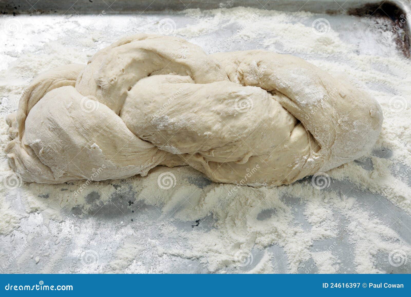 Gevlecht brooddeeg stock afbeelding. Image of deeg, dienblad - 24616397