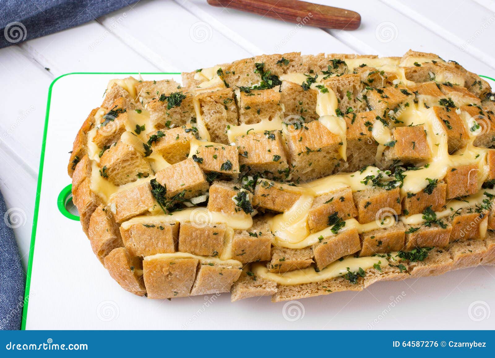 Gevuld brood met kaas stock foto. Image of hout, exemplaar - 64587276