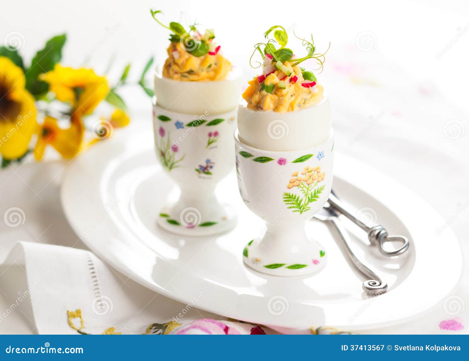 Gevulde Eieren in Eierdopjes Stock Afbeelding - Image of pasen, snack ...