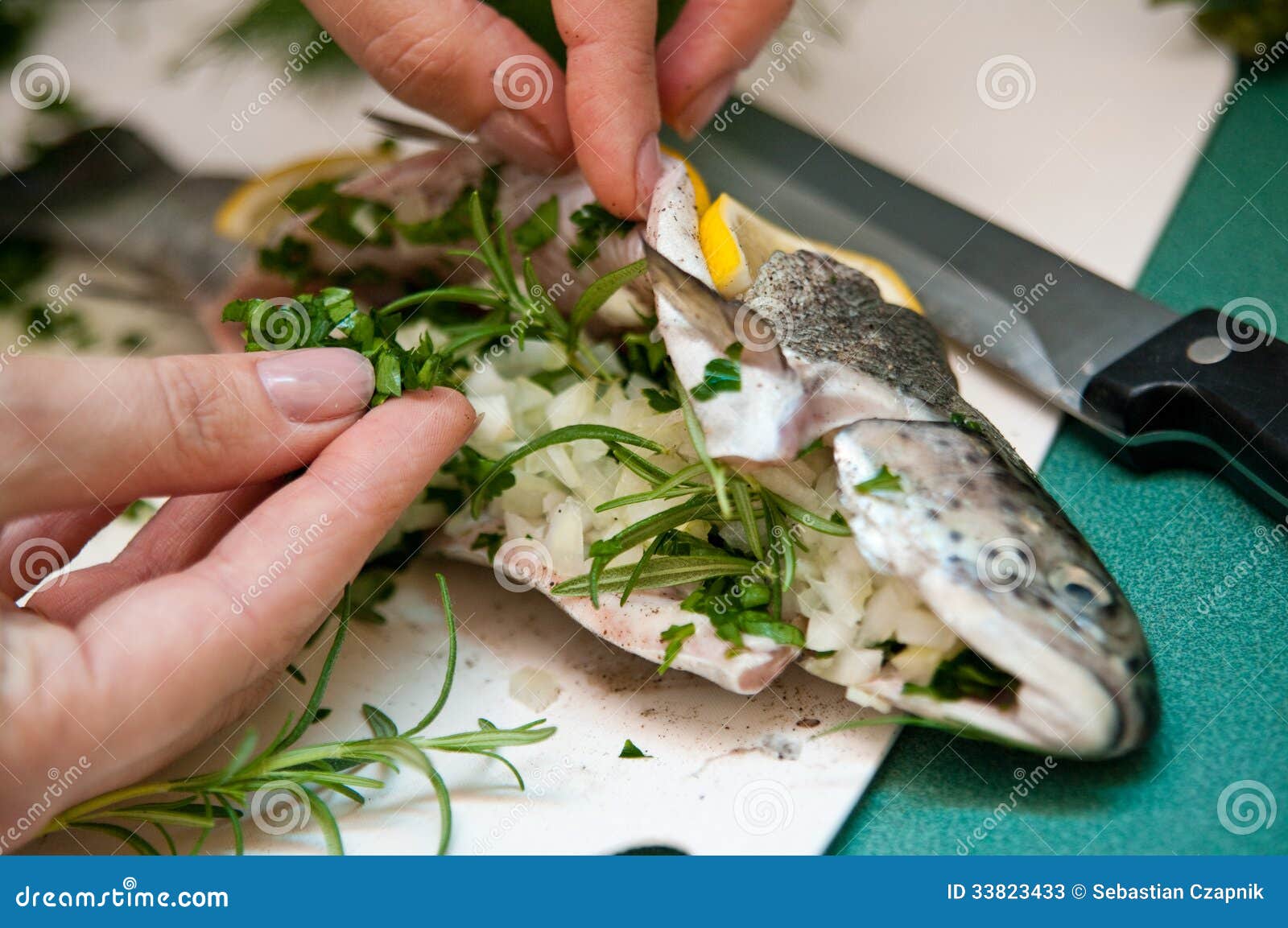 Gevulde Forel Met Citroenschotel Stock Afbeelding - Image of leven ...
