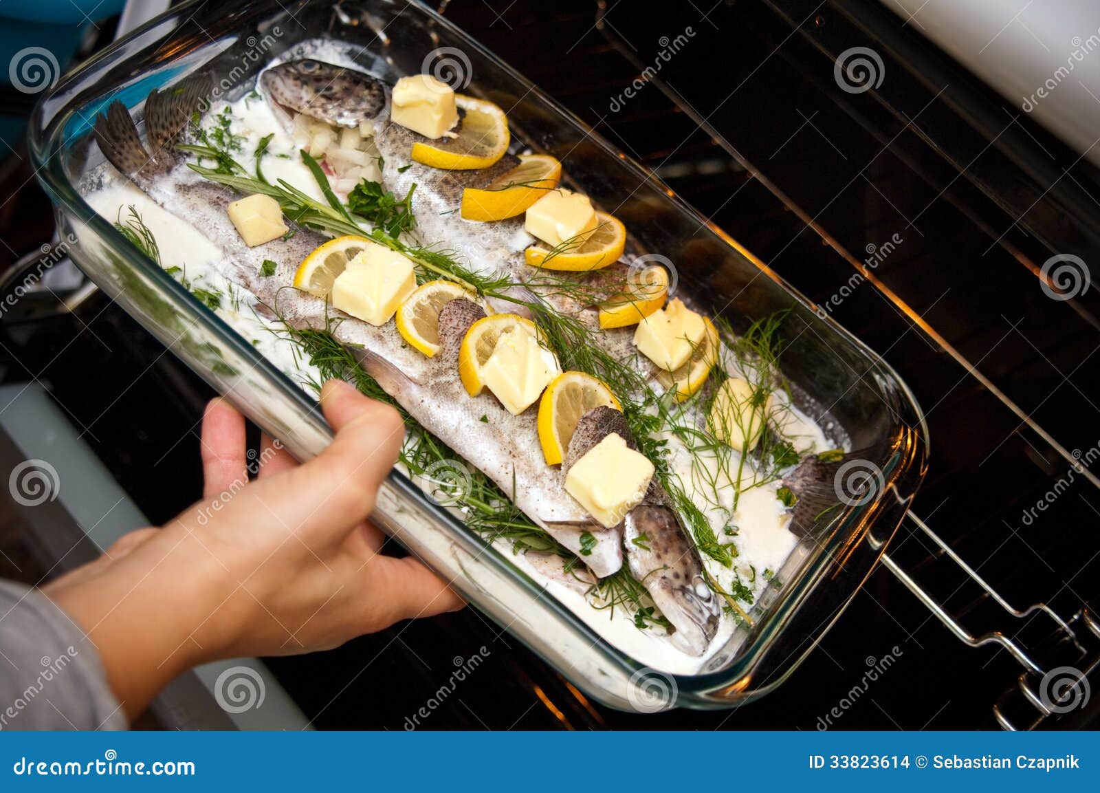 Gevulde Forel Met Citroenschotel Stock Foto - Image of forel, speciaal ...