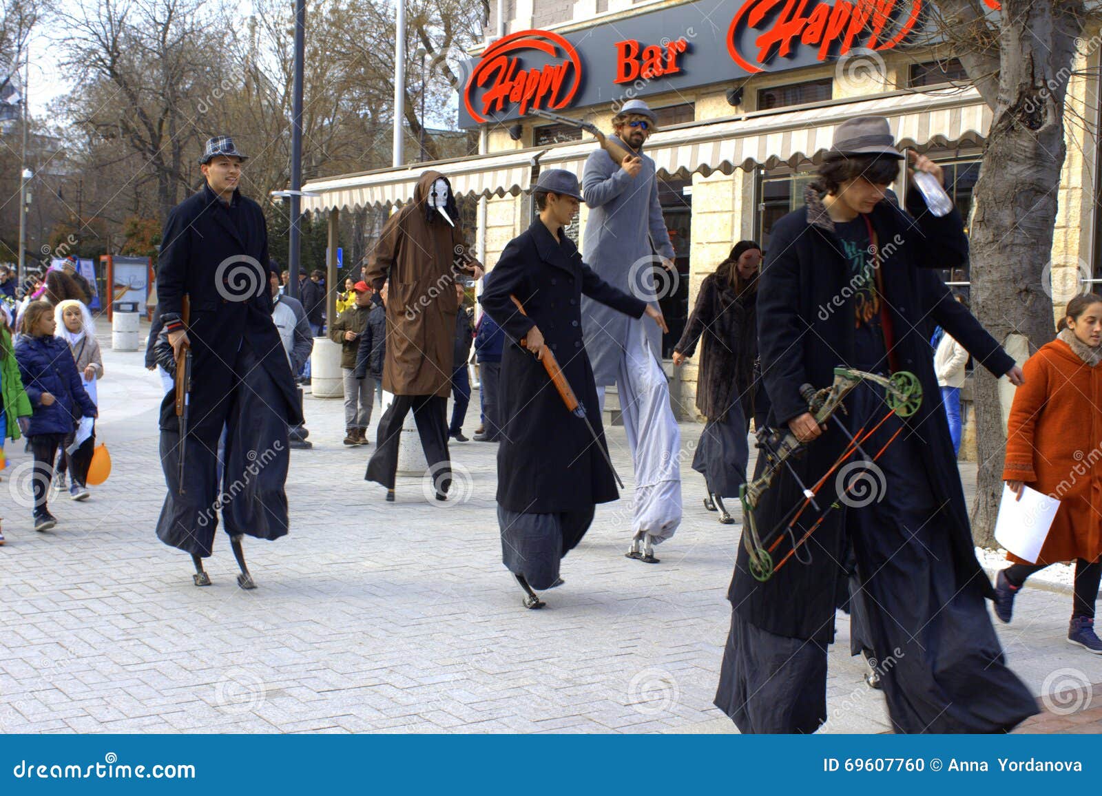 Gewapende Mannen Bij Het Springen Van Stelten Redactionele Afbeelding ...