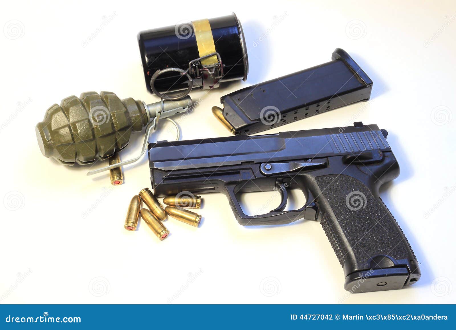 Gewehr, Granate und Kugeln stockfoto. Bild von einzeln - 44727042