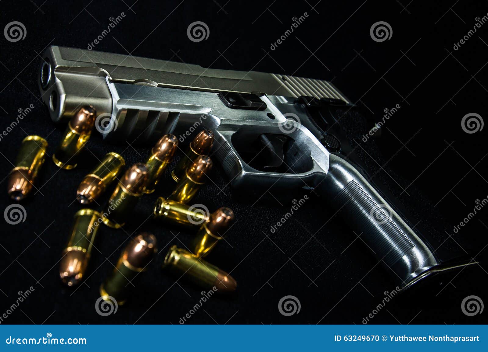 Gewehr und Munition stockfoto. Bild von waffe, sicherheit - 63249670