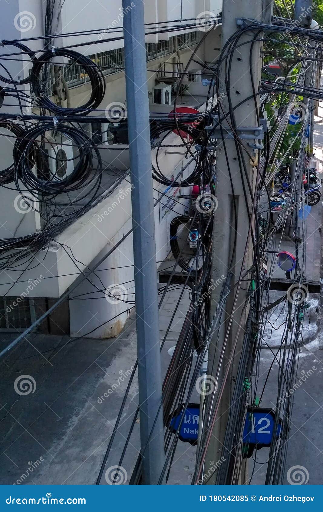 Gewirr Von Elektrischen Kabeln Auf Strommast Stockbild - Bild von ...