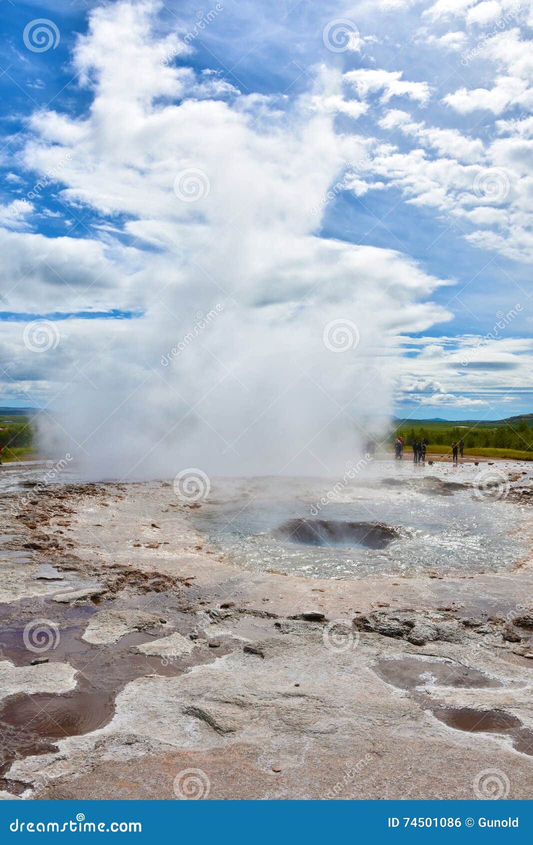 Geyser de Strokkur foto editorial. Imagem de nuvens, enxôfre - 74501086