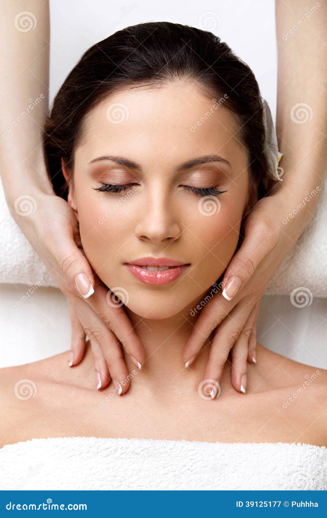 Gezichtsmassage.l Woman Getting Spa Behandeling Stock Afbeelding ...