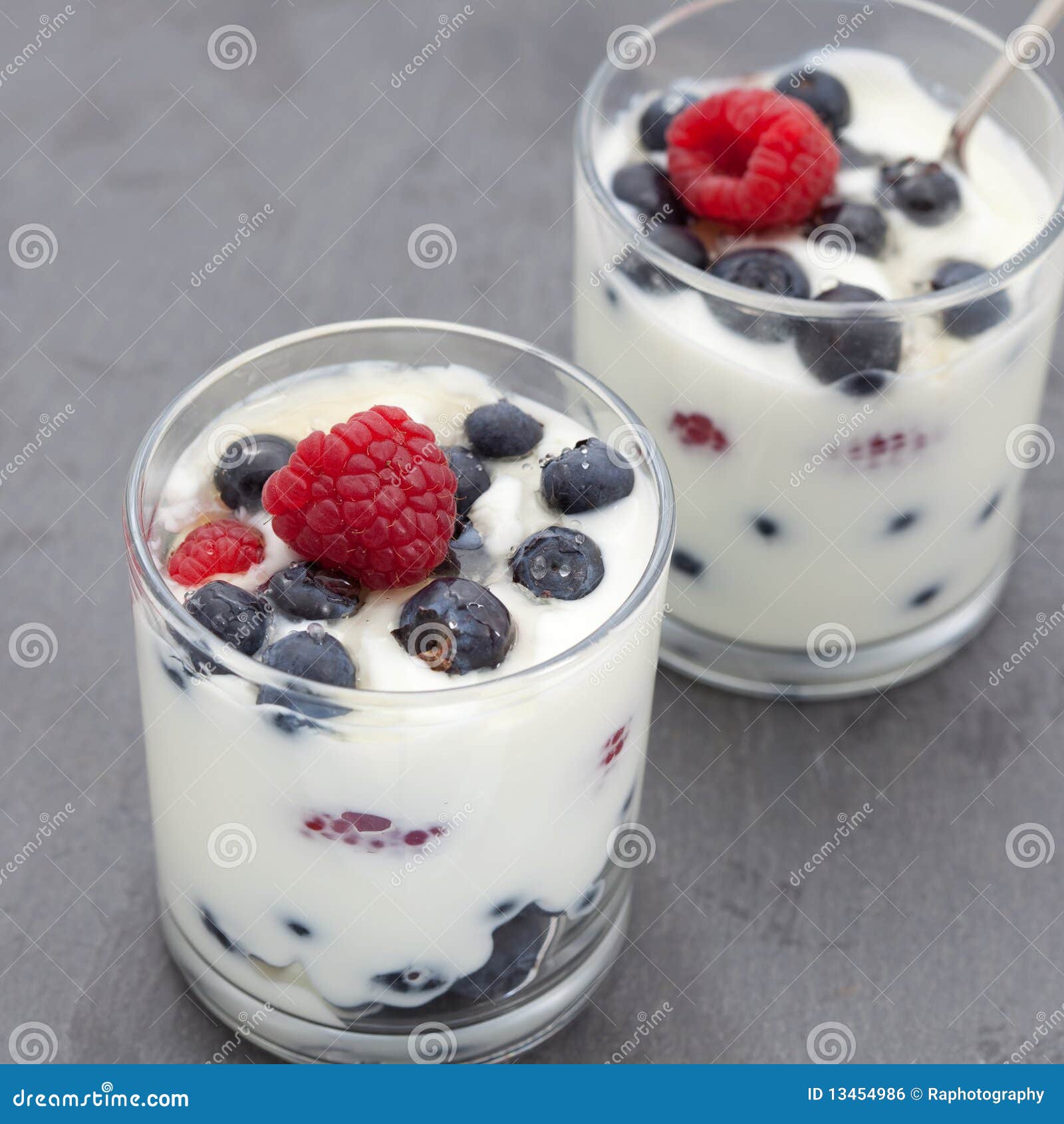 Gezond Ontbijt Van Yoghurt En Bosbessen Stock Foto - Image of naughty ...