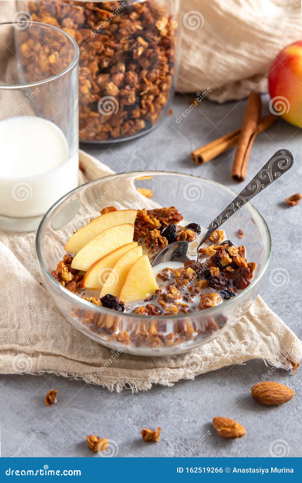 Gezonde Granola Ontbijt Met Appels En Kaneel Op Een Grijze Tafel Stock ... Gezonde Granola Ontbijt Met Appels En Kaneel Op Een Grijze Tafel Stock ...