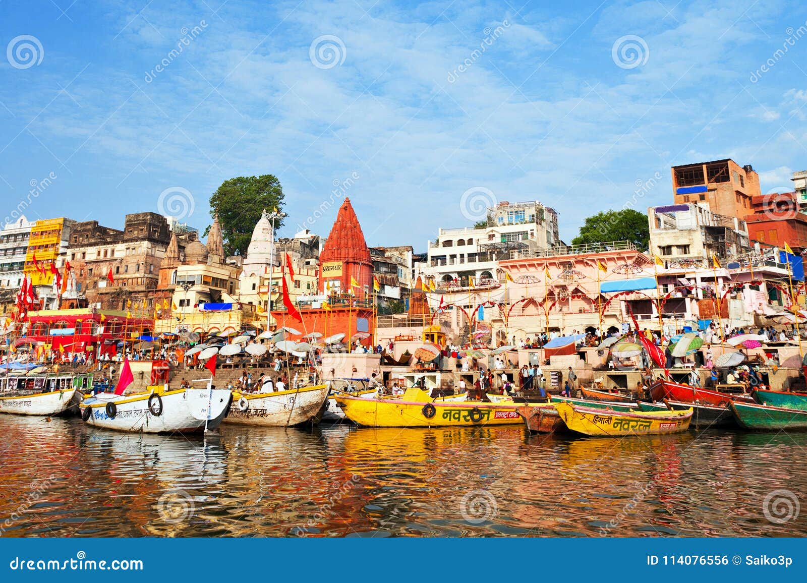 Ghats en Ganga foto editorial. Imagen de edificio, india - 114076556