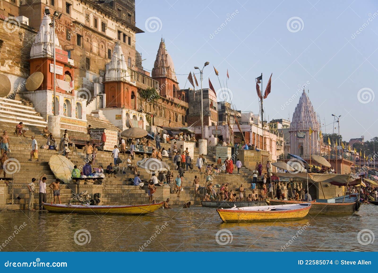 Ghats Indou - Fleuve Ganges - Varanasi - Inde Image stock éditorial ...
