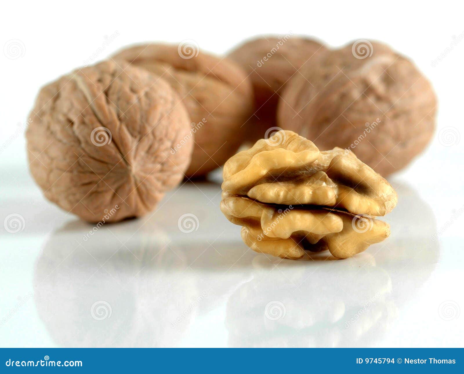 Gheriglio e noci fotografia stock. Immagine di frutte - 9745794