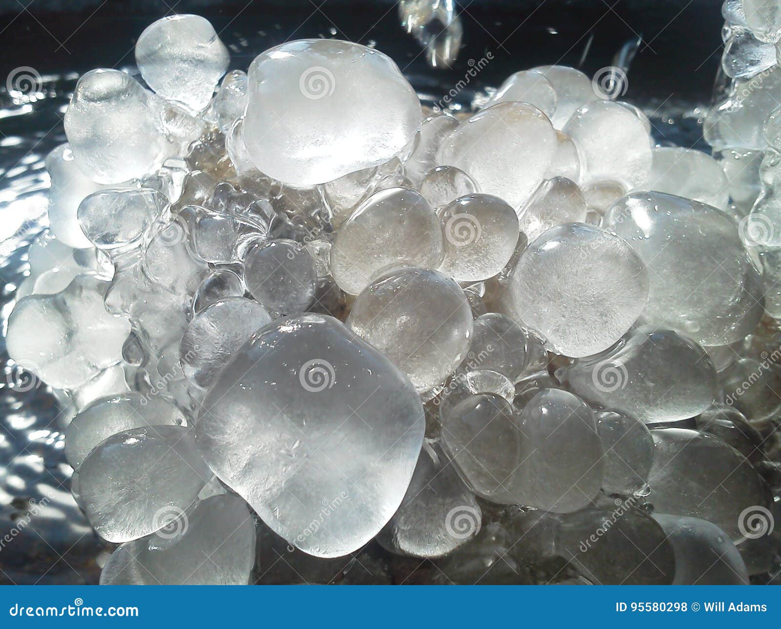 Ghiaccio pieno di bolle fotografia stock. Immagine di ghiaccio - 95580298