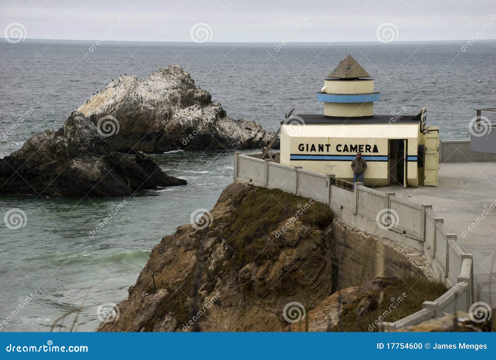 Giant Camera at Cliff House Editorial Image - Image of frisco, rocks ...
