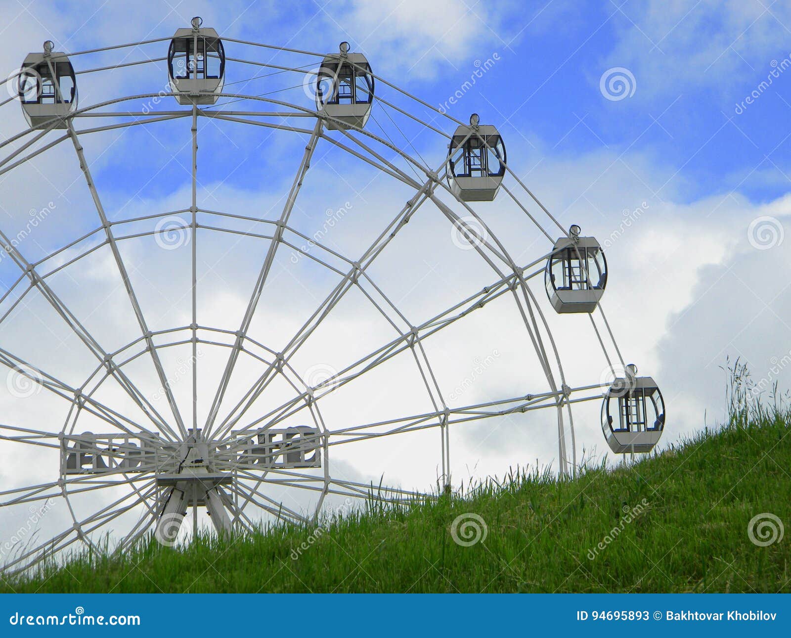 The Giant Ferris Wheel stock image. Image of green, object - 94695893