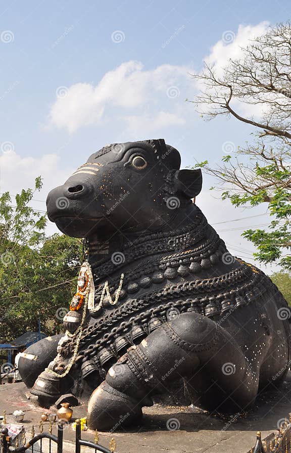 Giant nandi stock image. Image of statue, bull, murti - 26172091