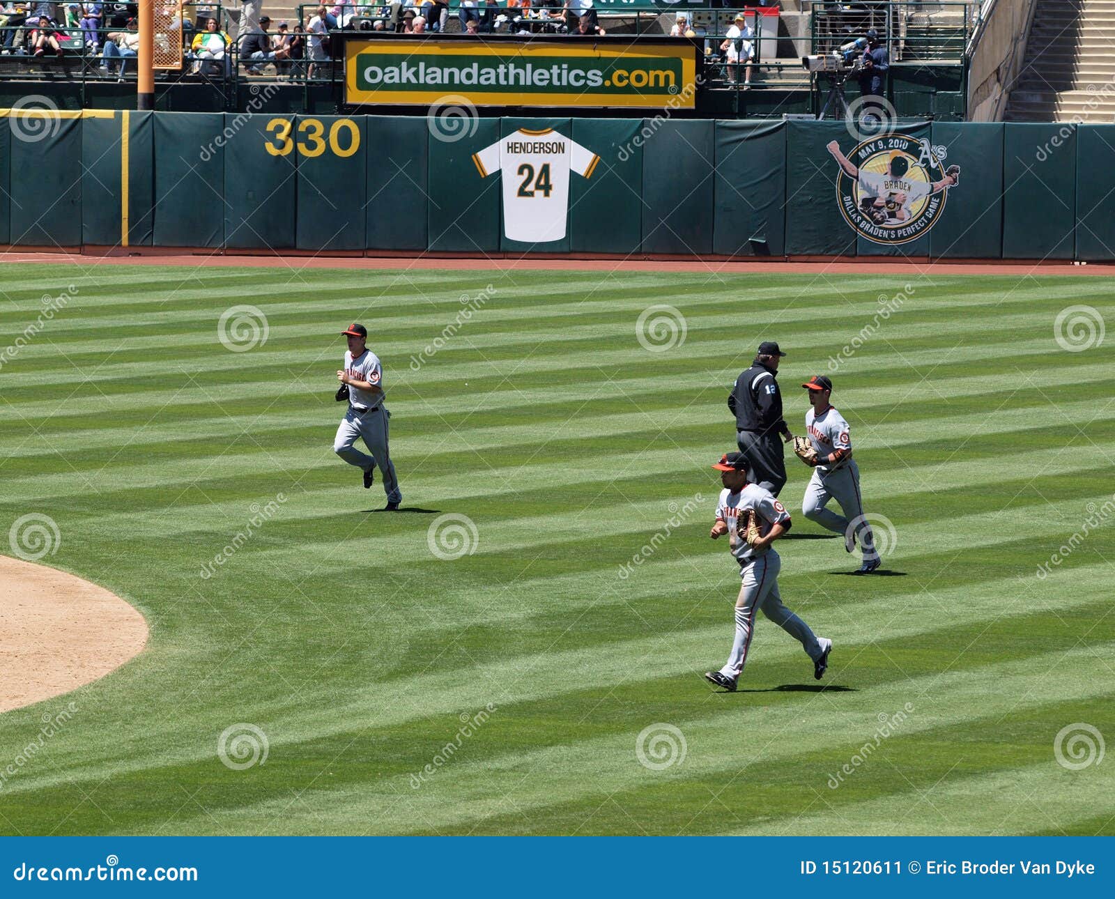 Giants Outfield Runs in at the End of an Inning Editorial Photo - Image ...