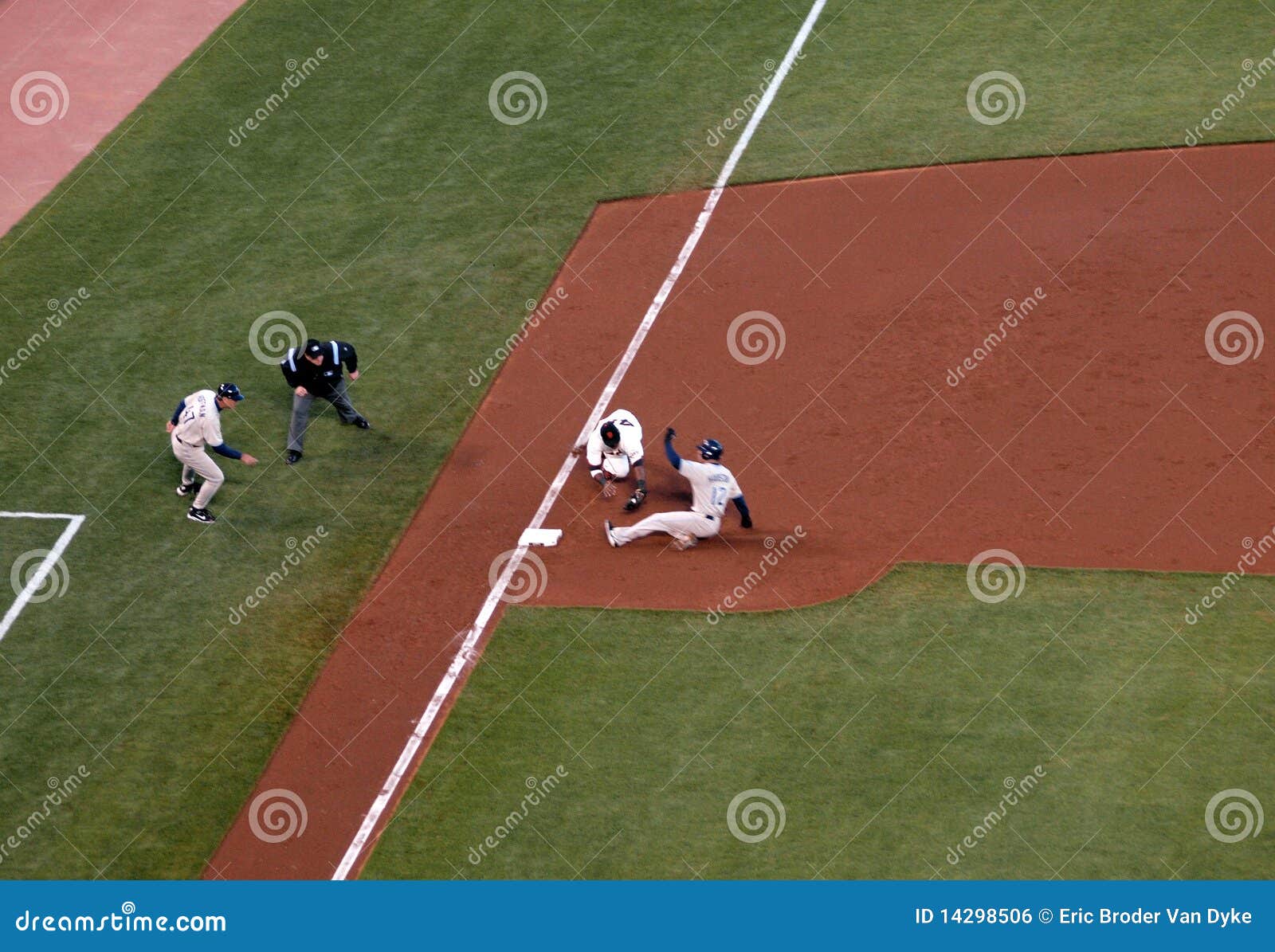 Giants Third Baseman Reaches To Tag Baserunners Editorial Photo - Image ...