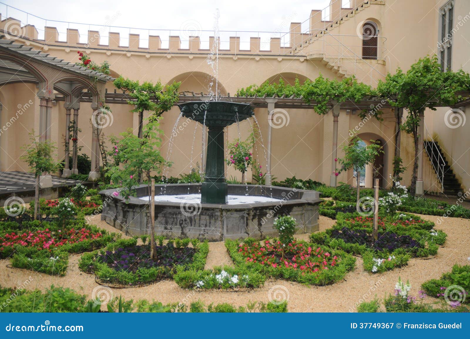 Giardino Medievale Del Castello Immagine Stock - Immagine di europa ...