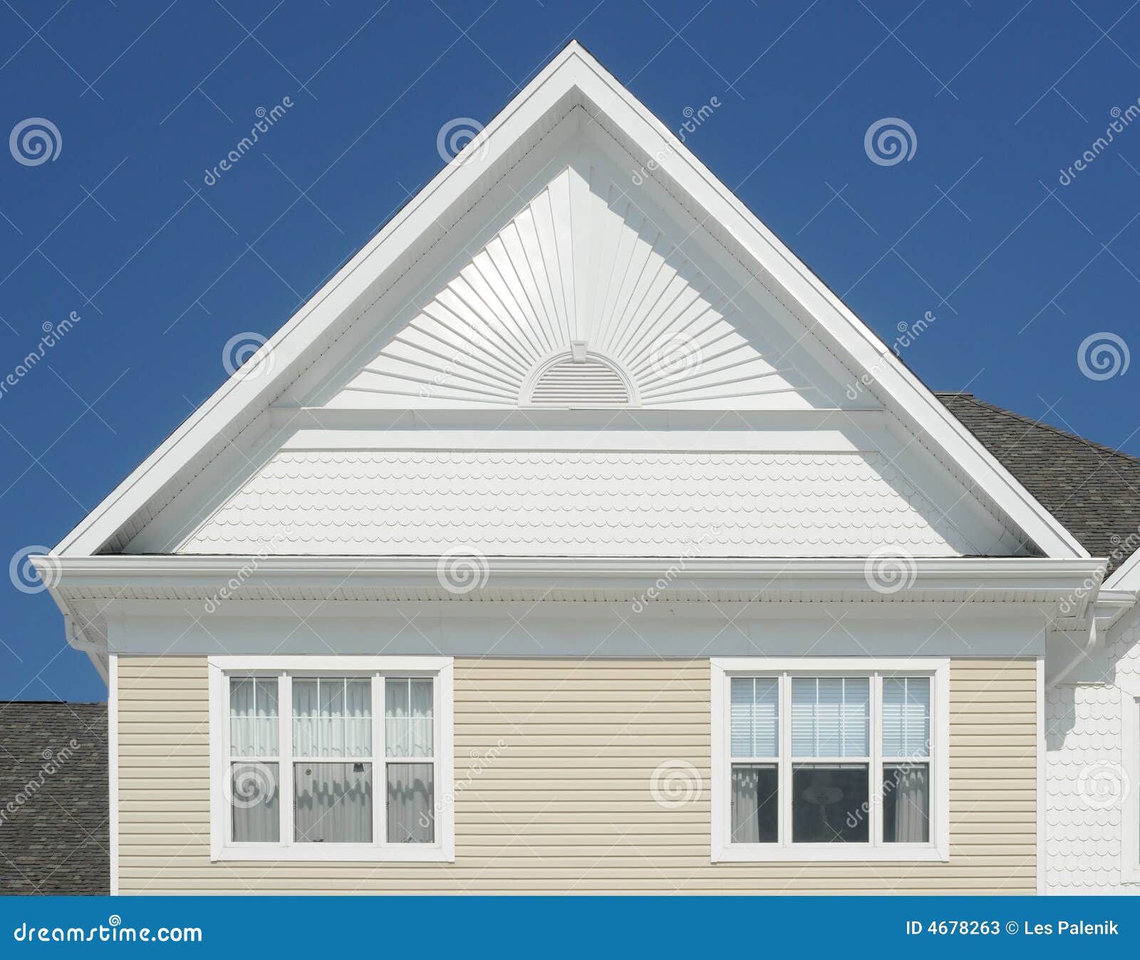 Giebeldach auf einem Haus stockbild. Bild von haupt, himmel - 4678263