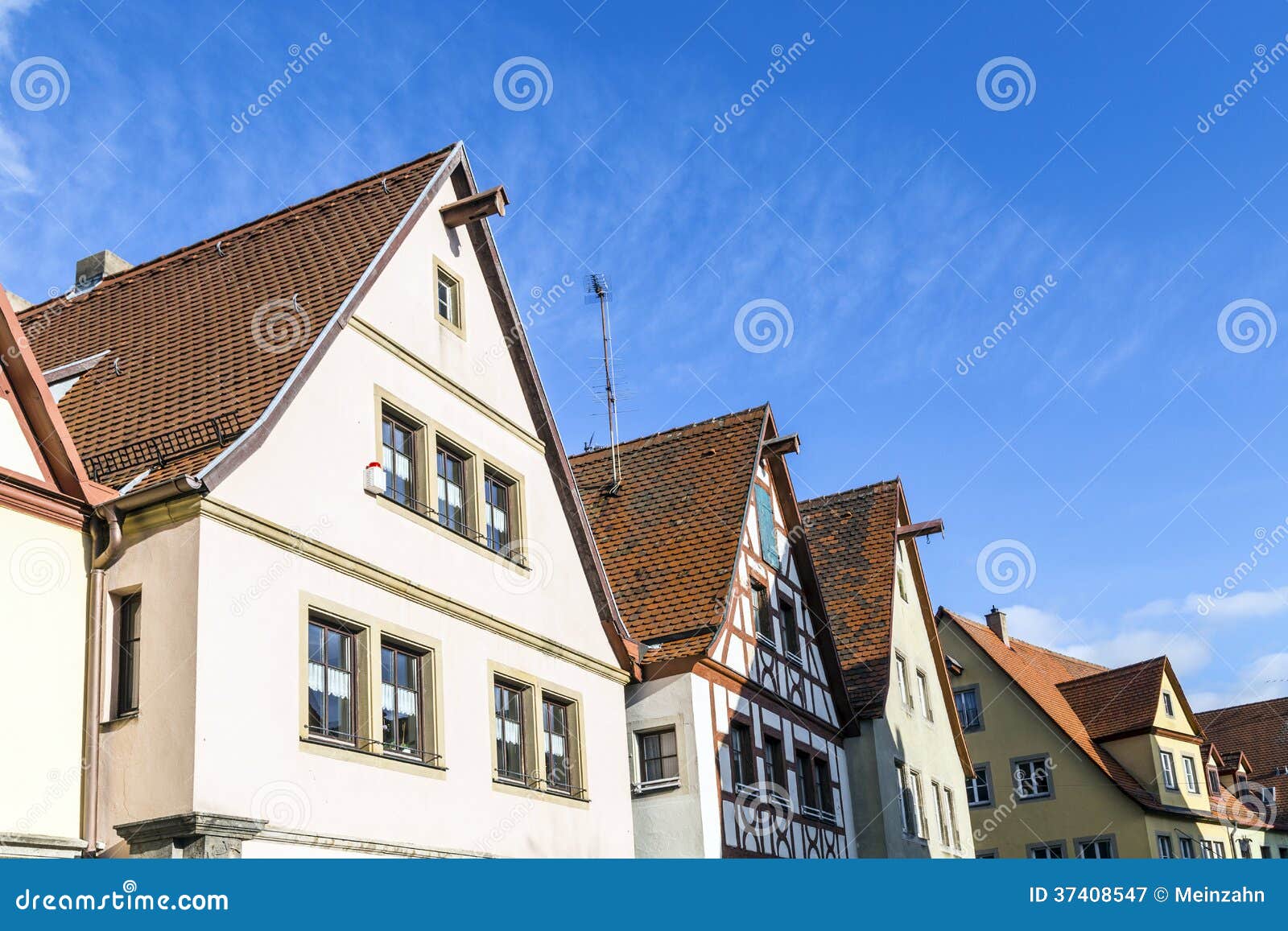 Giebeldach Des Traditionellen Deutschen Stockbild - Bild von himmel ...