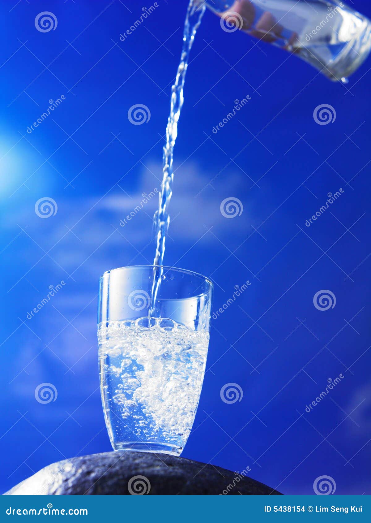 Gietend water aan een glas stock foto. Image of blauw - 5438154