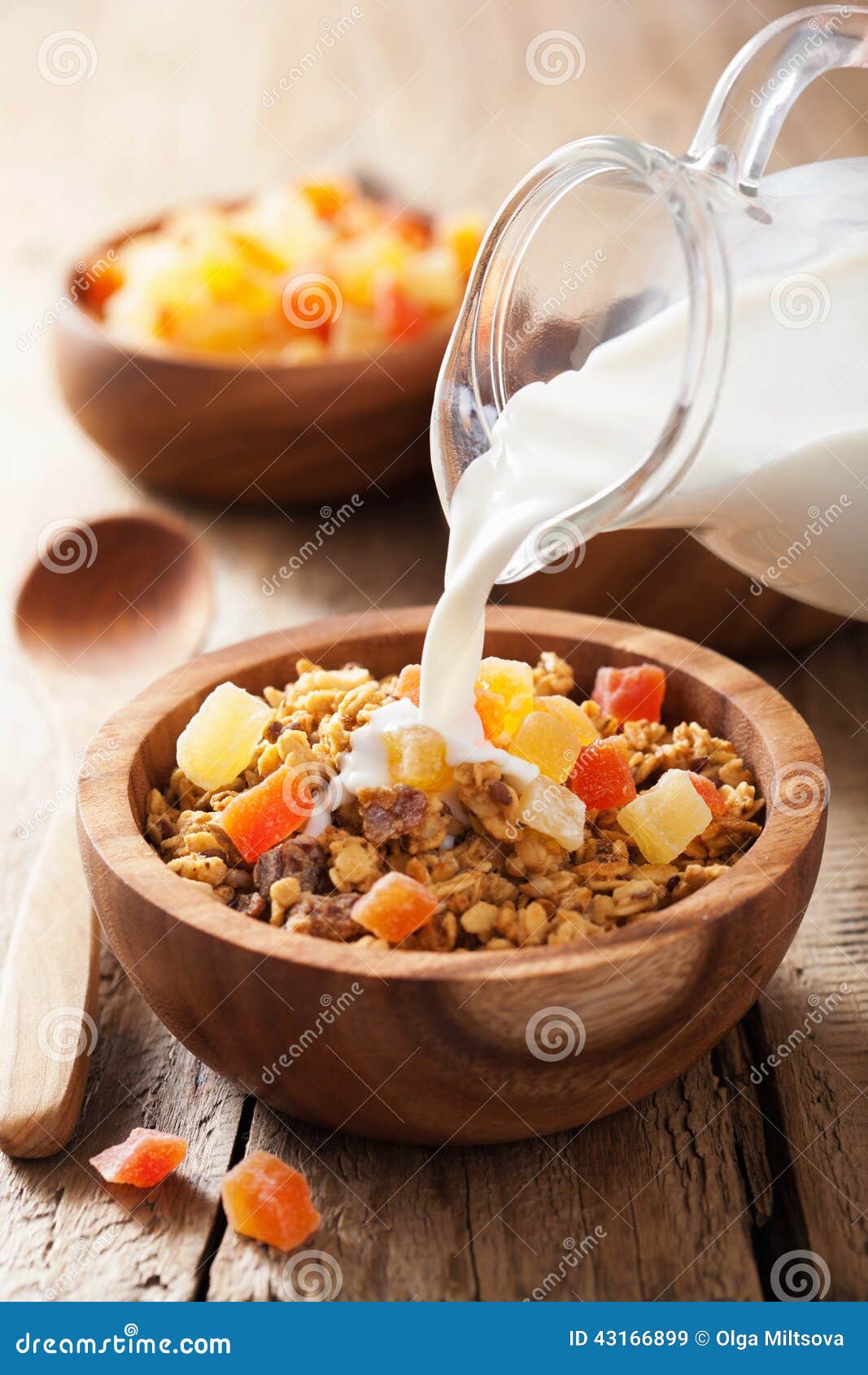 Gietende Melk Over Gezonde Granola Met Droge Vruchten Voor Ontbijt ... Gietende Melk Over Gezonde Granola Met Droge Vruchten Voor Ontbijt ...