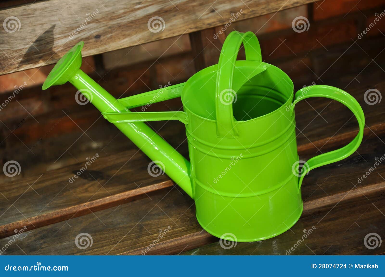 Gieter stock foto. Image of teruggeven, bloem, tuinman - 28074724