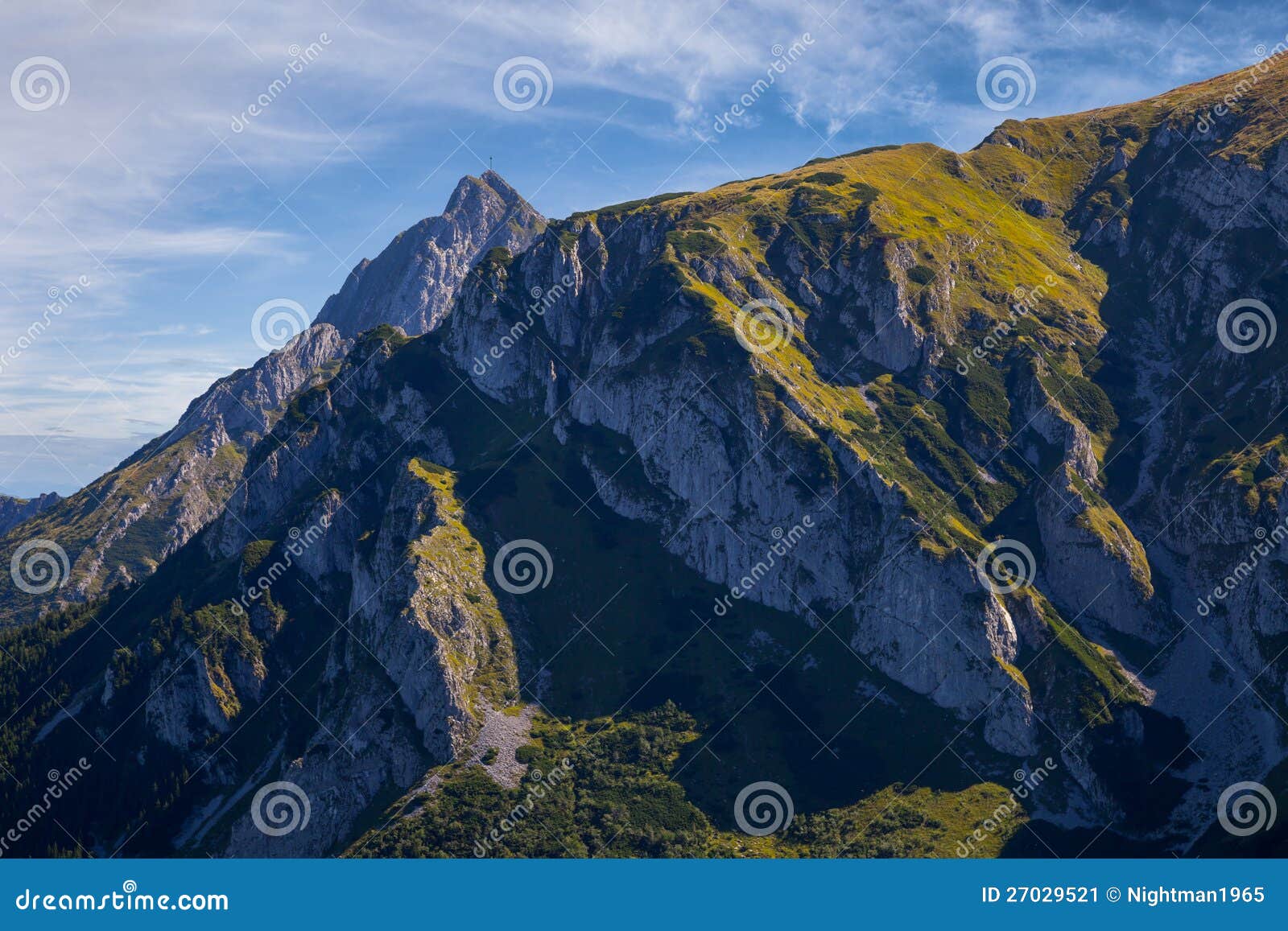Giewont con una cruz imagen de archivo. Imagen de hierba - 27029521