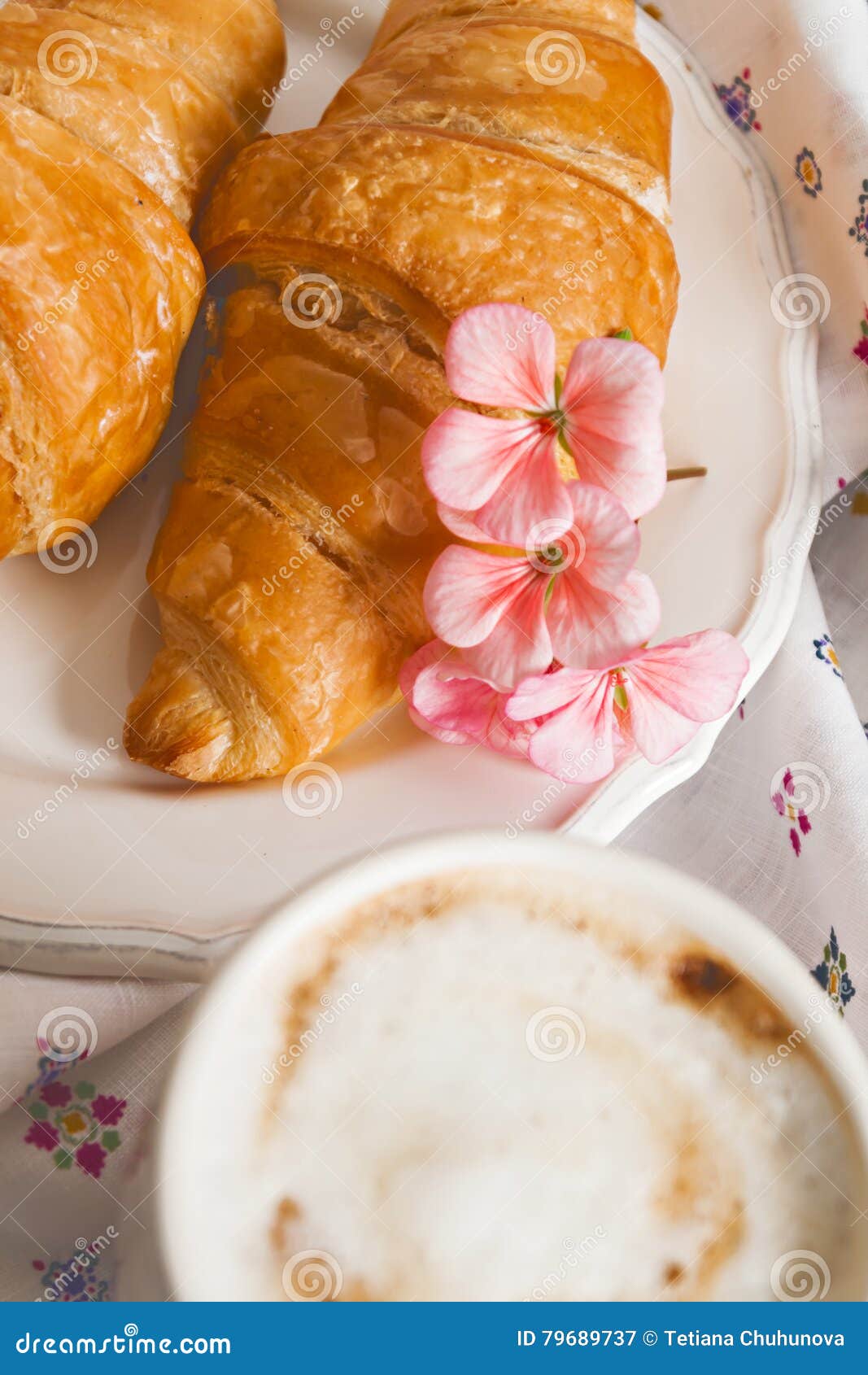 Giffel Kaffekopp, Blomma I Romantisk Stil Fotografering för Bildbyråer ...