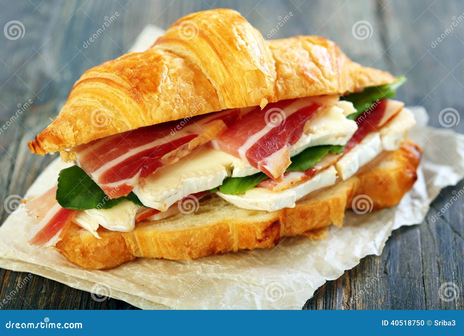 Giffel Med Skinka- Och Brieost Arkivfoto - Bild av fransman, grön: 40518750