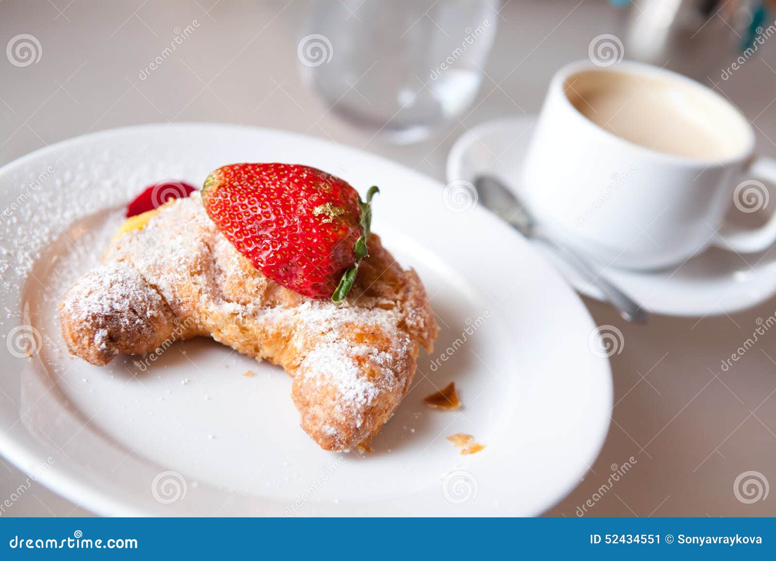 Giffel och cappuccino fotografering för bildbyråer. Bild av överkant ...