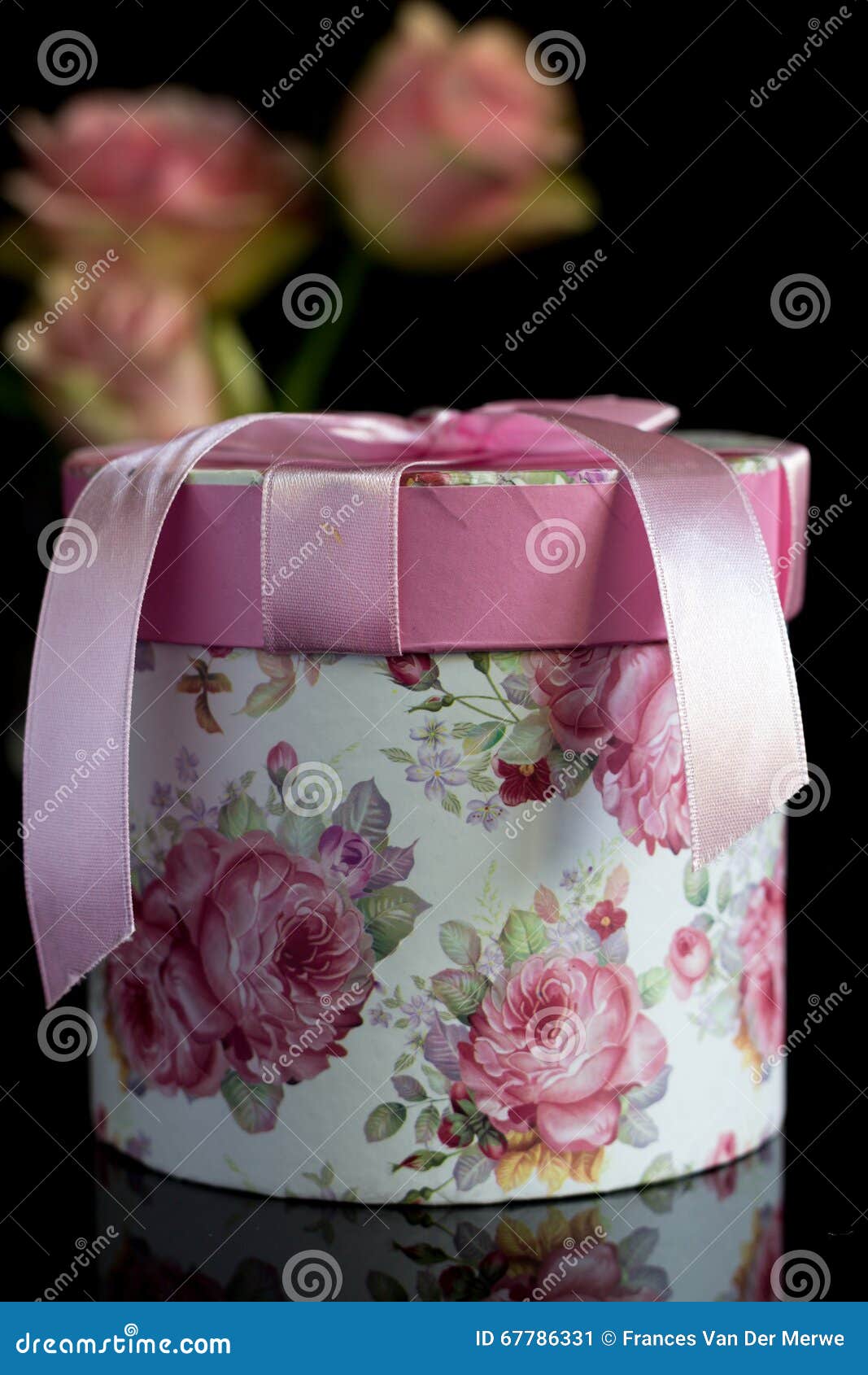 Gift box with a pink bow stock image. Image of sweetness - 67786331