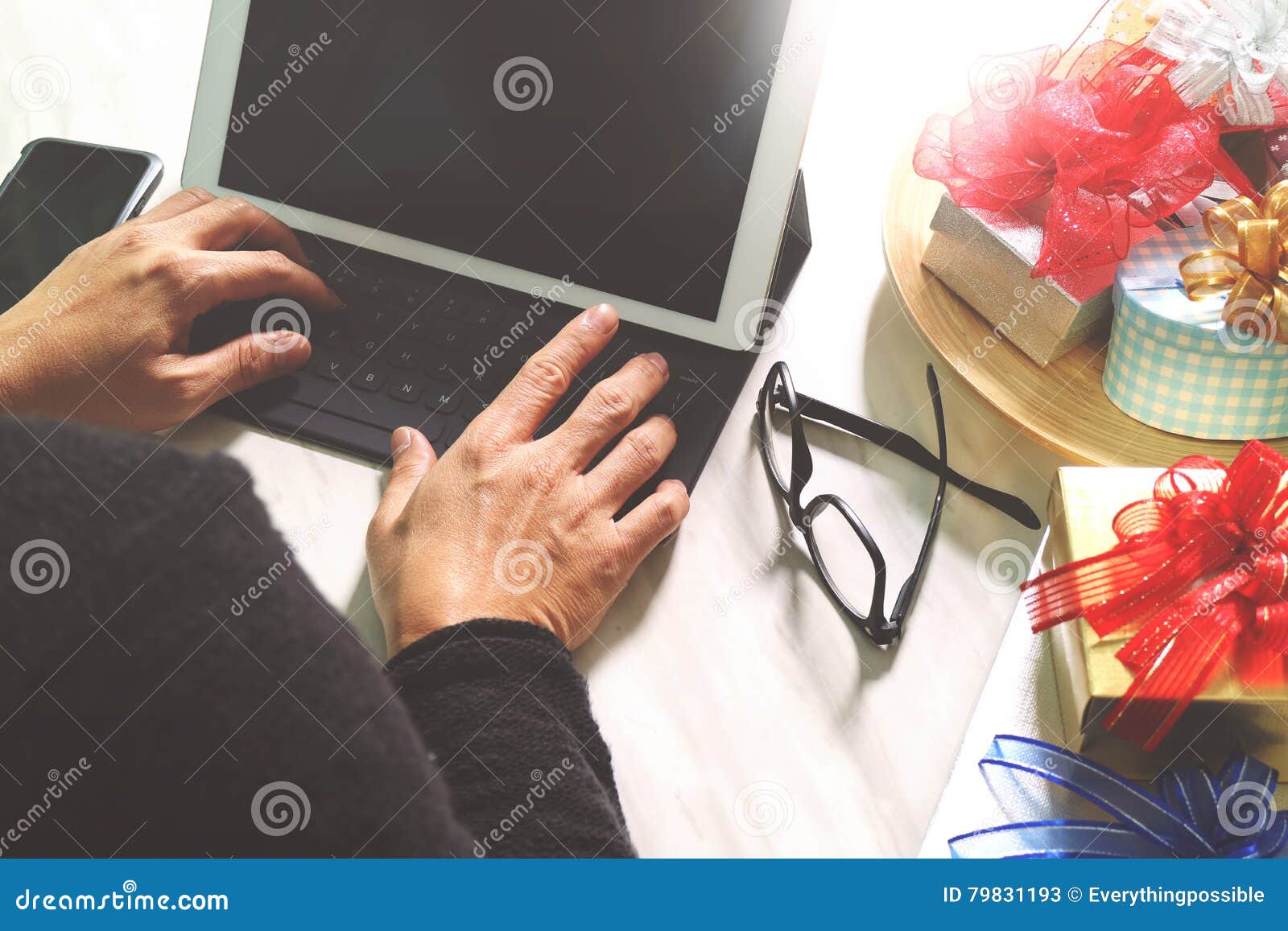 Gift Giving Creative Hand with Typing and Hand with Gift. Gift D Stock ...