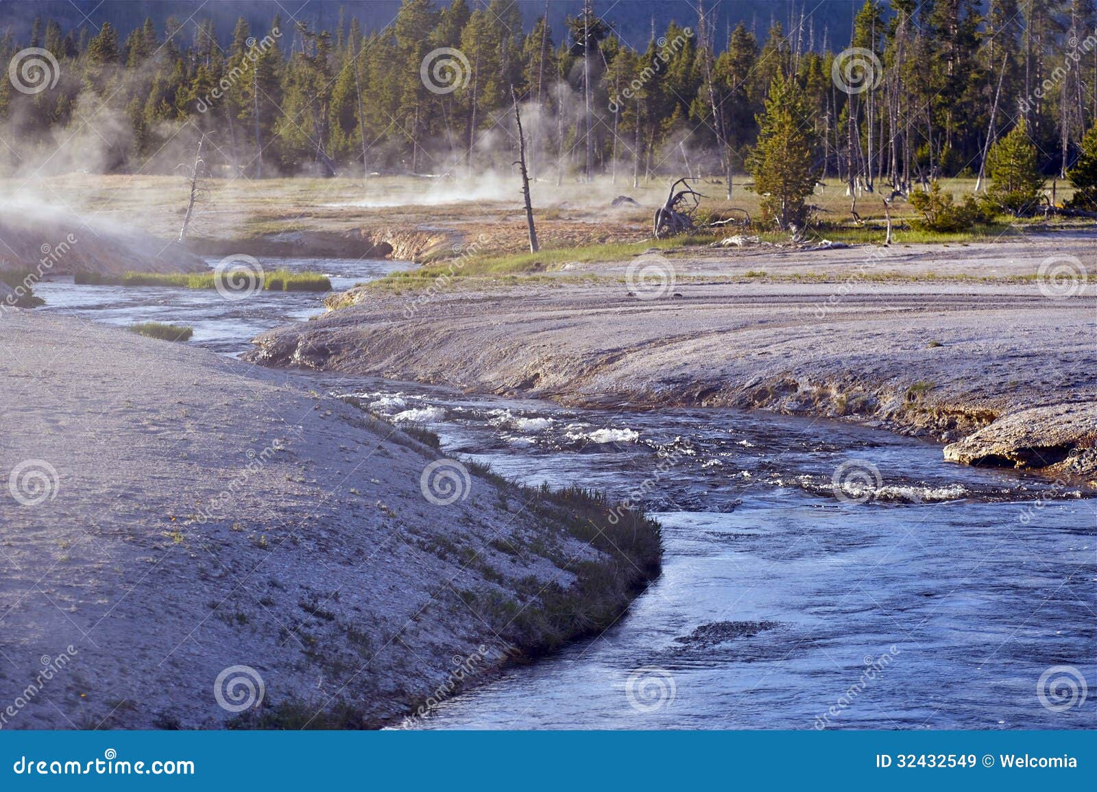 Giftiger Fluss in Yellowstone Stockbild - Bild von rauch, hochebene ...